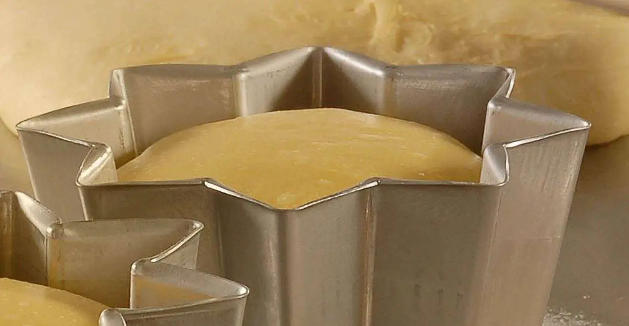 Pandoro Cake Recipe (Sweet Golden Italian Christmas Bread) Gimme Yummy ...